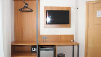 Quarto casal standard | Frigobar, cofres nos quartos, escrivaninha, Wi-Fi de cortesia