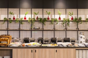2 restaurantes: servem pequenos-almoços, almoços e jantares