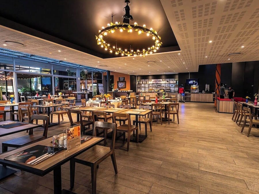 2 restaurantes, com serviço de café da manhã e almoço; culinária local