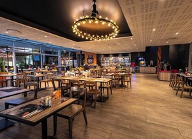 2 restaurantes, pequenos-almoços servidos, cozinha local 