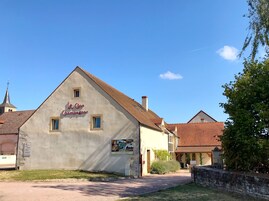 Um edifício com uma placa que diz 'Le Clos Champagnac'.