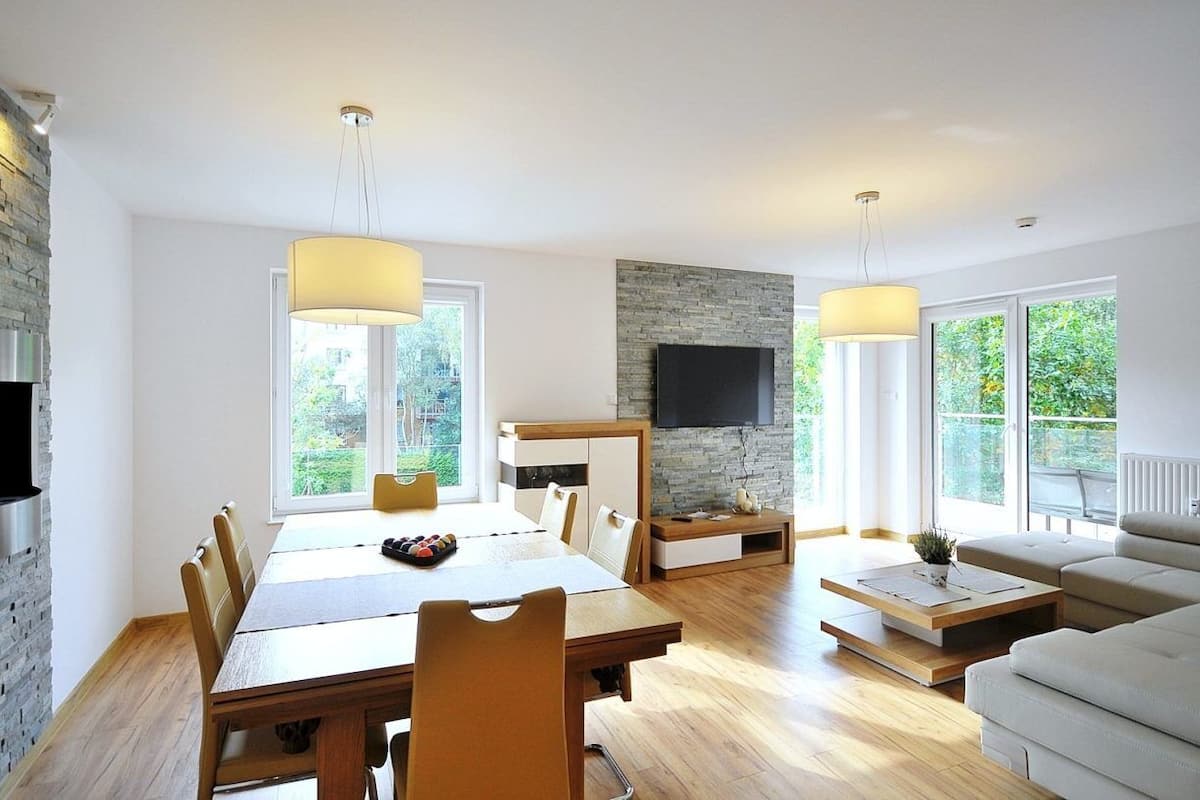 Apartamento luxo, 2 quartos, vista para o parque (A109) | Área de estar | TV de tela plana 42 polegadas com canais a cabo, TV