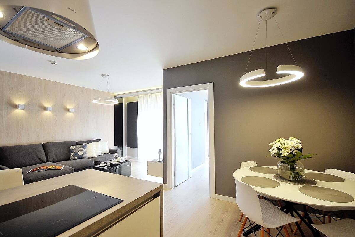 Apartamento luxo, 1 quarto (B105) | Área de estar | TV de tela plana 42 polegadas com canais a cabo, TV