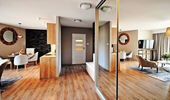 Apartamento, 1 quarto, vista para o parque (B403) | Sala de estar | Televisor de ecrã plano de 42 polegadas com canais por cabo, televisor 