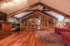 Apartamento, 1 quarto | Sala de estar | TV de ecrã plano 