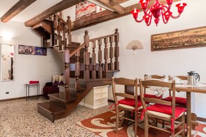 Apartamento, 1 quarto | Cozinha privada | Um frigorífico, um micro-ondas, um forno, uma placa de cozinha 