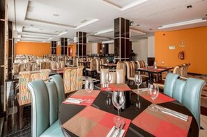 Café da manhã, almoço e jantar; local e internacional 