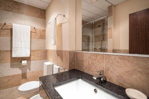 Quarto casal standard | Banheiro | Chuveiro, produtos de toalete grátis, secador de cabelo, bidê