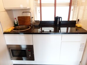 Estúdio | Kitchenette privada | Um frigorífico, um micro-ondas, um forno, uma placa de cozinha 