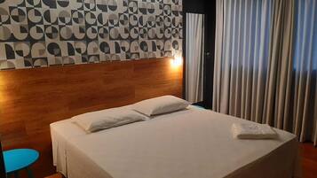 Quarto solteiro | Roupas de cama premium, camas Select Comfort, frigobar, escrivaninha