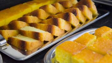 Uma travessa com fatias de pão.