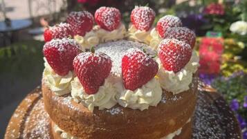 Bolo com morangos e chantilly em um prato.