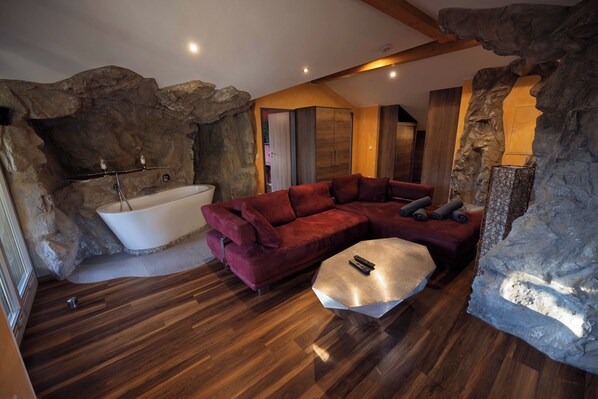 Apartamento luxo, 2 quartos, banheira | 1 quarto, cofres nos quartos, individualmente decorados