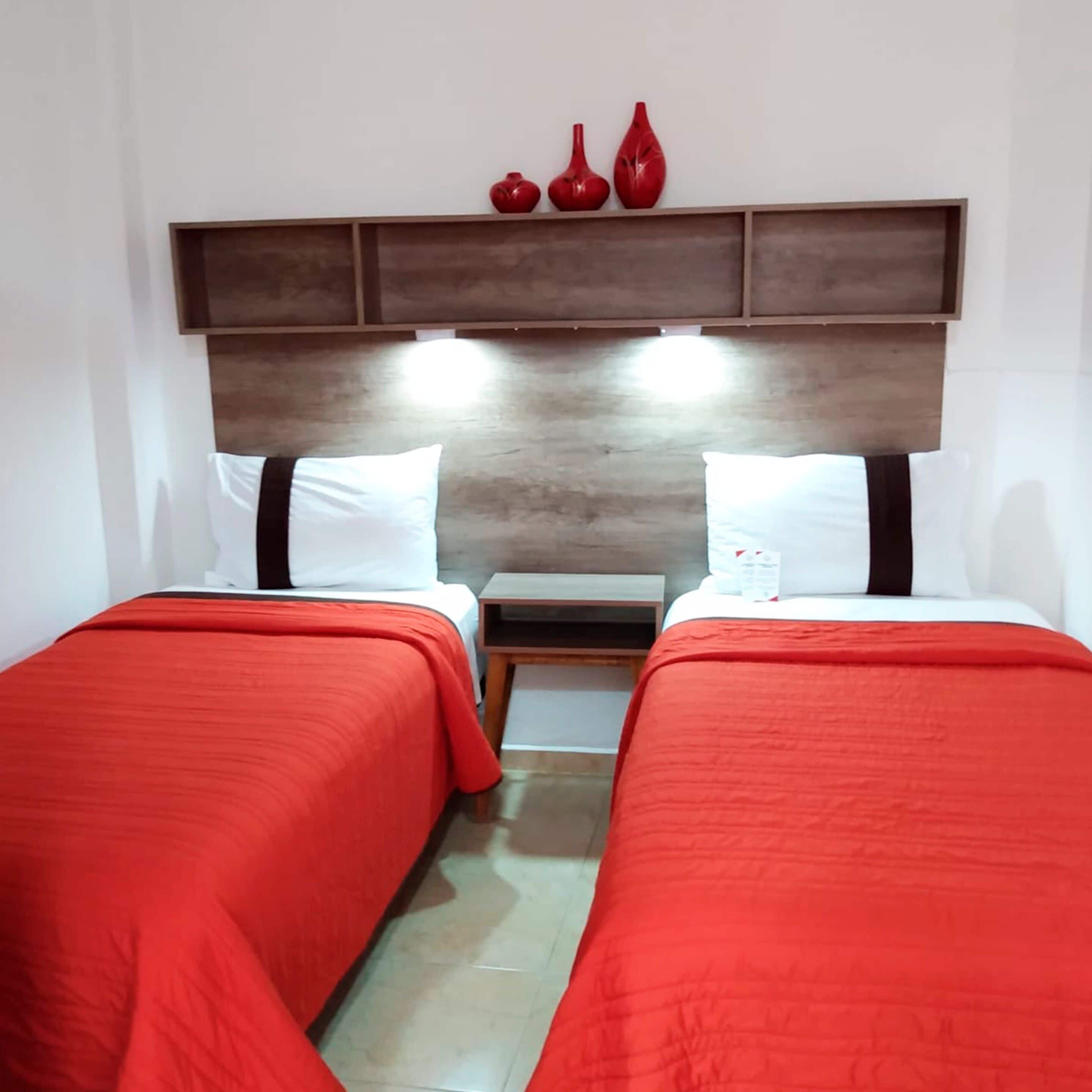 Quarto duplo, 2 camas de solteiro | Roupas de cama premium, escrivaninha, ferros/tábuas de passar roupa