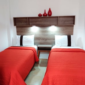 Quarto duplo, 2 camas de solteiro | Roupas de cama premium, escrivaninha, ferros/tábuas de passar roupa