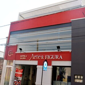 Fachada da propriedade à noite