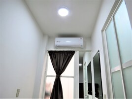 Quarto, 1 cama Queen | Roupas de cama premium, escrivaninha, ferros/tábuas de passar roupa