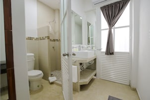 Quarto Twin, 2 camas individuais | Casa de banho | Um polibã, um chuveiro fixo, toalhas fornecidas, sabão