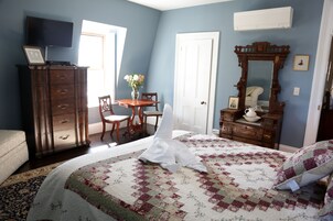 Quarto Deluxe, 1 cama queen-size (Private Bathroom not in Room) | 9 quartos, roupa de alta qualidade, com decoração personalizada