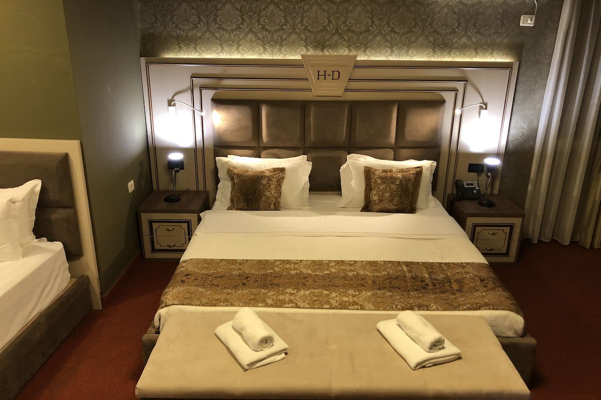 Quarto casal conforto, 1 cama de casal | Roupas de cama premium, frigobar, cofres nos quartos, escrivaninha