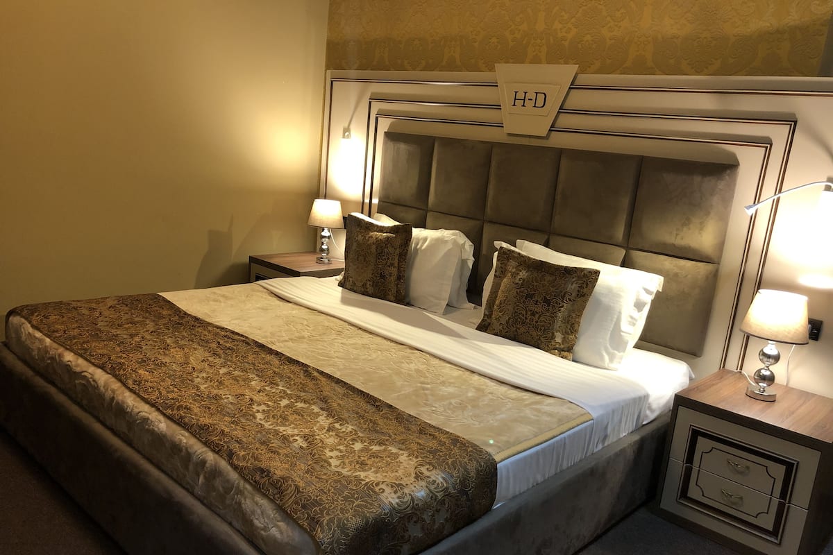 Quarto casal standard, 1 cama de casal | Roupas de cama premium, frigobar, cofres nos quartos, escrivaninha