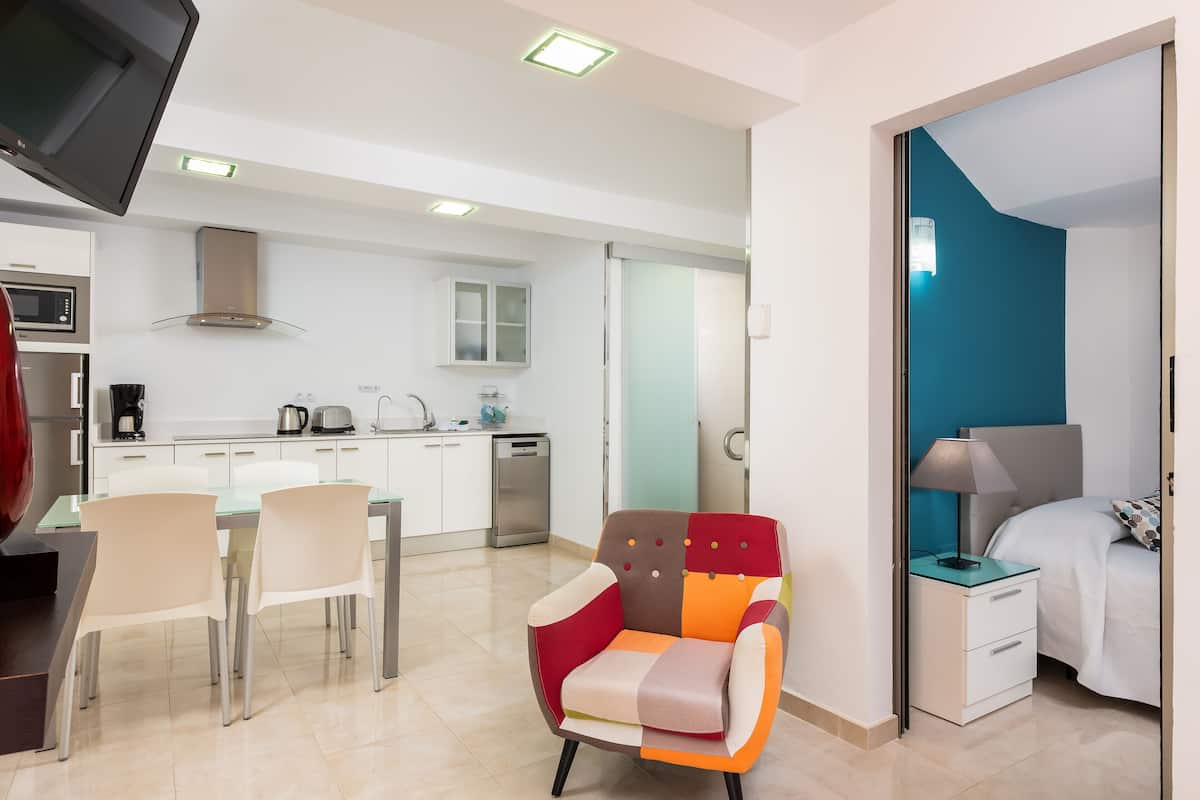Suíte júnior, 2 quartos, cozinha, no piso térreo | Área de estar | Smart TV 30 polegadas com canais digitais