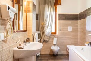 Quarto Triplo Standard, 1 quarto, banheira | Casa de banho | Um polibã, artigos de higiene pessoal grátis, um secador de cabelo