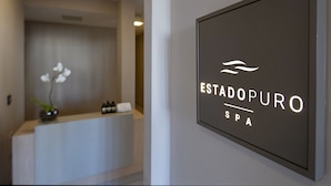 Uma área de recepção com uma placa indicando 'ESTADOPURO SPA'.