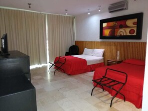 Quarto Duplo, 2 camas queen-size | Secretária, Wi-fi grátis 