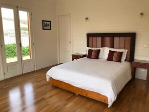 4 quartos, cortinas blackout, ferros/tábuas de passar roupa