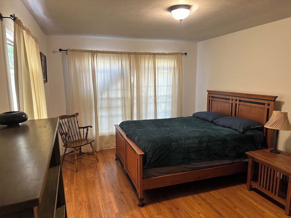 Comfortable Midtown One Bedroom Apartment, - Ventura, CA