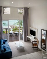 Loft | Minibar, cofre no quarto, secretária, cortinas/cortinados opacos 