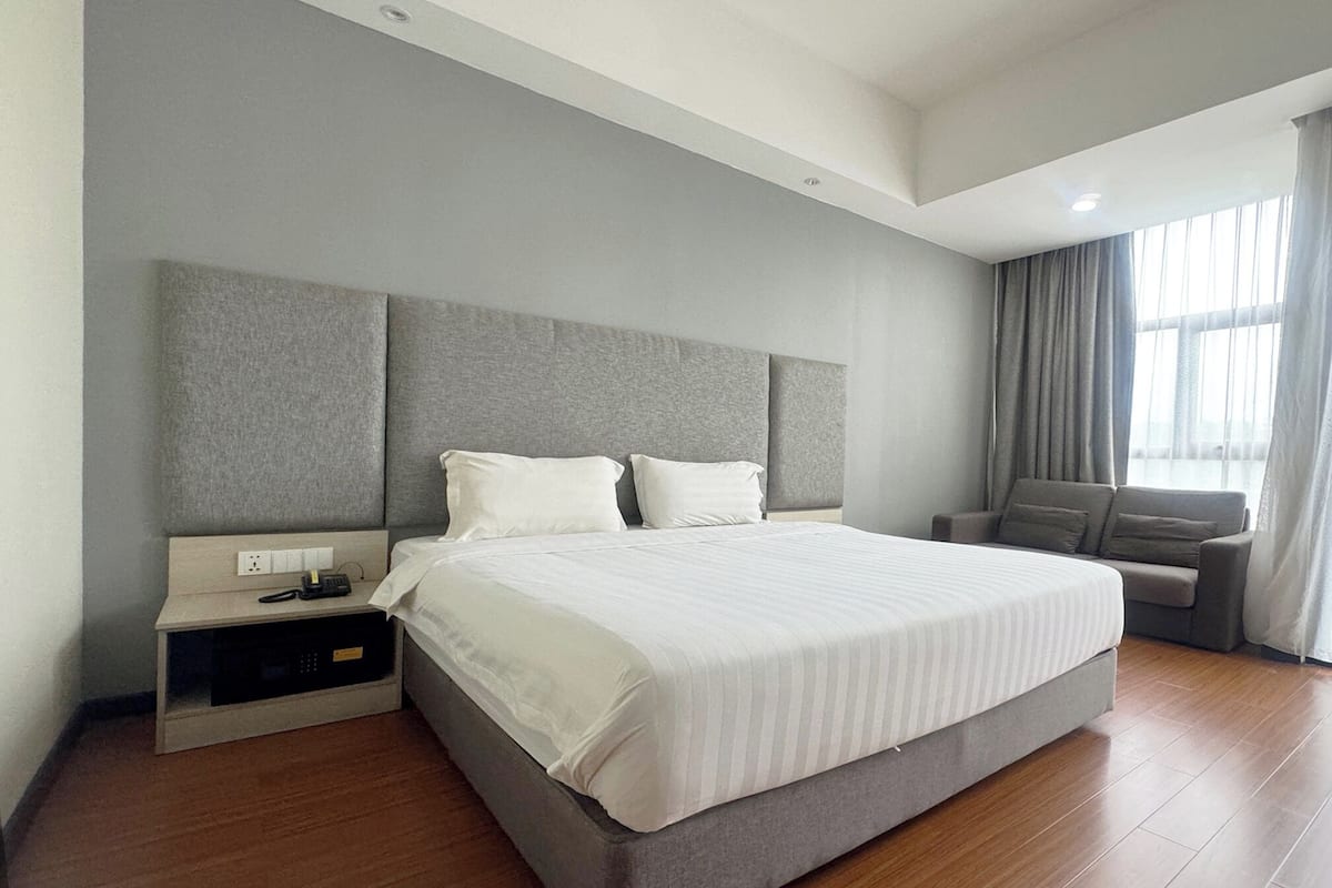 Quarto Deluxe, 1 cama king-size | Cofre no quarto, secretária, ferro/tábua de engomar, Wi-fi grátis