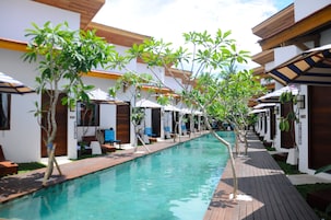 Piscina externa, espreguiçadeiras