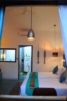 Frigobar, cofres nos quartos, escrivaninha, cortinas blackout