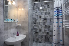 Apartamento Familiar, 3 quartos, Vista para a cidade | Casa de banho | Um chuveiro fixo, artigos de higiene pessoal grátis 