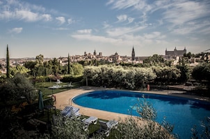 Piscina externa sazonal, funciona das 12h30 às 20h, guarda-sóis