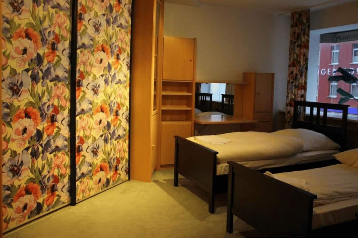 Ferros/tábuas de passar roupa, camas extras/dobráveis (sobretaxa)