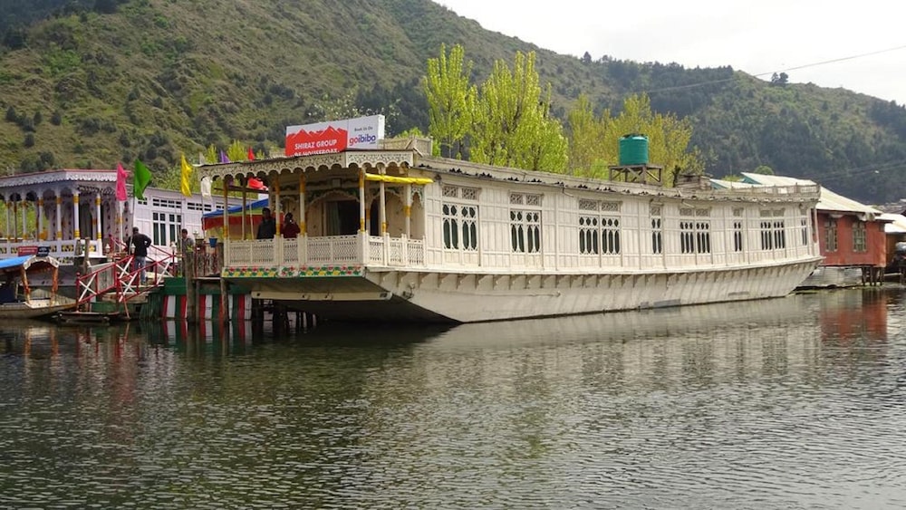 Shiraz Deluxe Houseboat - Srinagar