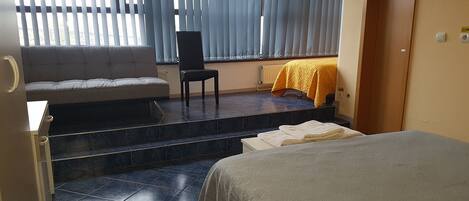 Quarto Triplo Deluxe | Secretária, Wi-fi grátis, roupa de cama fornecida