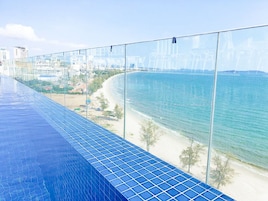 Piscina no piso superior
