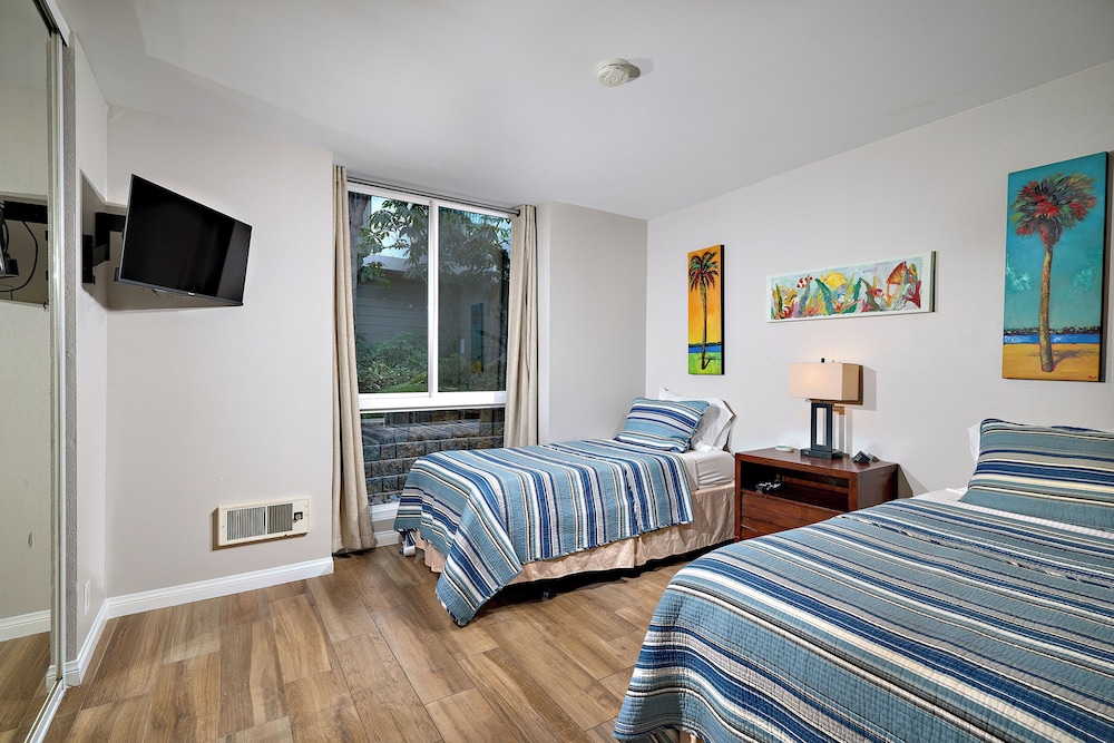 Beautiful Updated Beach Cottage With Walk-out Patio & Yard! - Oceanside, CA