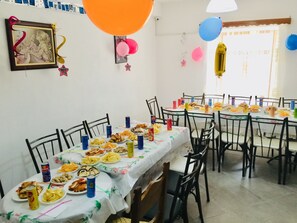 Um frigorífico (a pedido), um micro-ondas (a pedido), um forno 