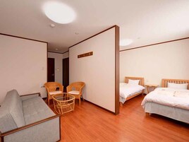 Quarto Triplo, 3 camas individuais, casa de banho partilhada | Secretária, Wi-fi grátis
