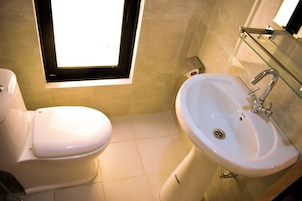 Quarto Duplo ou Twin Standard | Casa de banho | Um polibã, artigos de higiene pessoal grátis, um secador de cabelo 