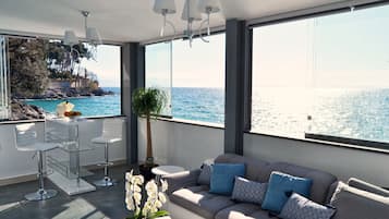 Apartamento Superior, kitchenette, vista para o mar | Minibar, cofre no quarto, secretária, ferro/tábua de engomar