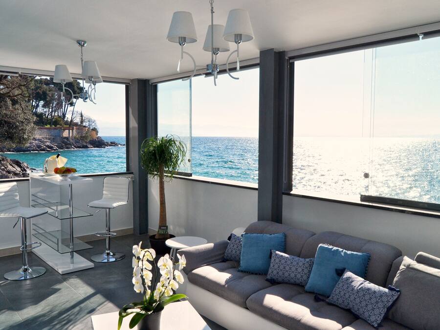 Apartamento Superior, kitchenette, vista para o mar | Minibar, cofre no quarto, secretária, ferro/tábua de engomar