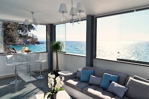 Apartamento superior, cozinha americana, vista para o mar | Frigobar, cofres nos quartos, escrivaninha