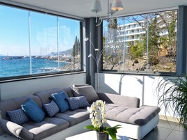 Apartamento Superior, kitchenette, vista para o mar | Minibar, cofre no quarto, secretária, ferro/tábua de engomar