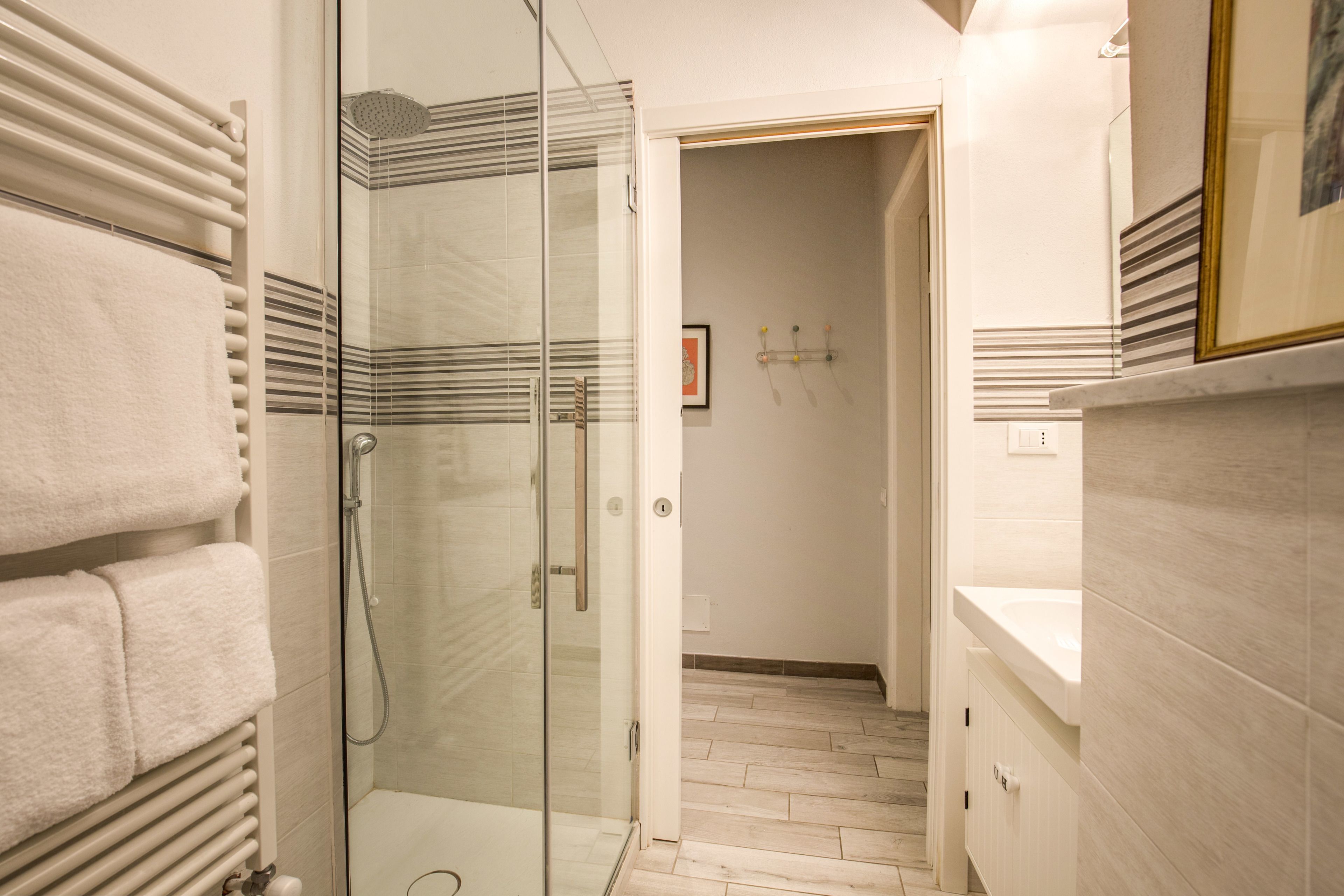 Apartamento, 3 quartos | Casa de banho | Um polibã, um secador de cabelo, um bidé, toalhas fornecidas 